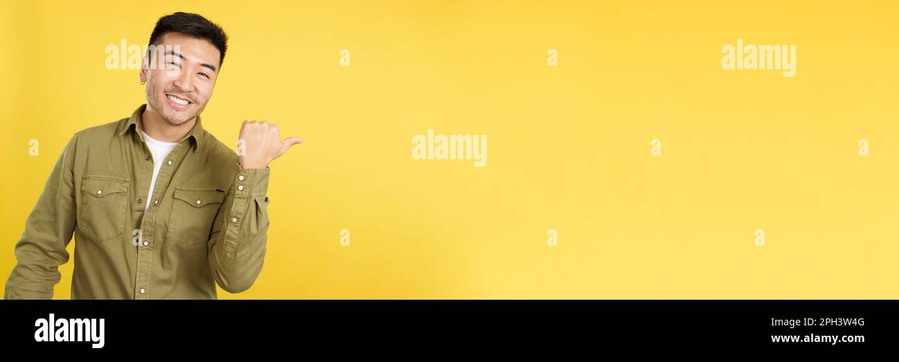 Happy chinese man pointing a blank space to the side Stock Photo - Alamy