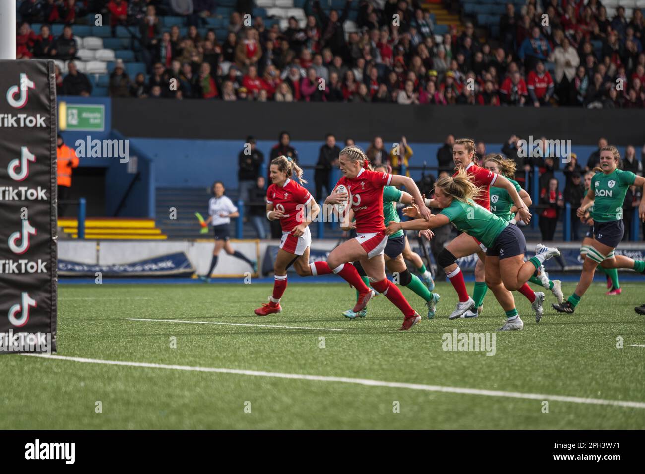 Cardiff, Wales. 25th March 2023. Wales Captain Hannah Jones running ...