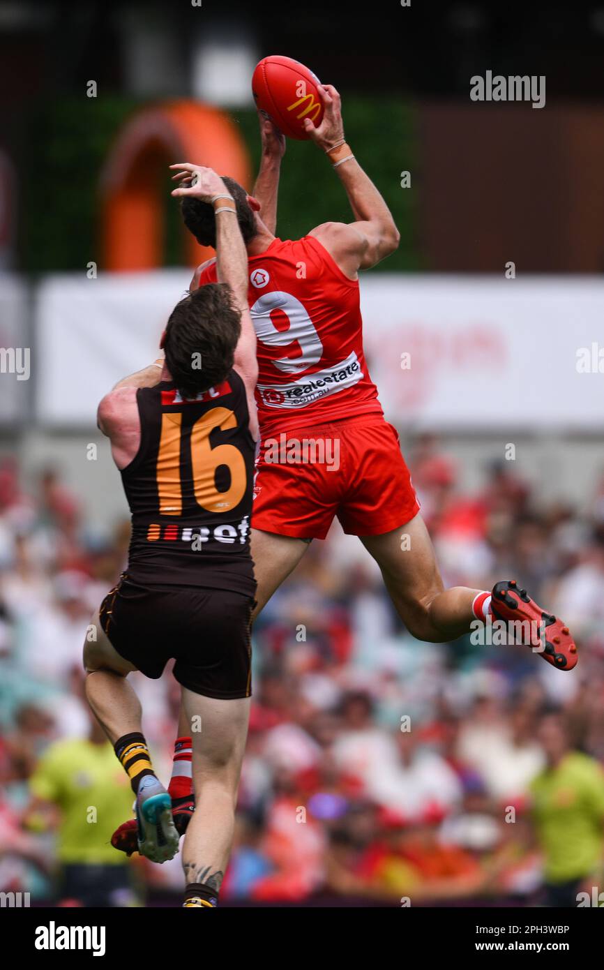 Will Hayward of the Sydney Swans and Lachlan Bramble of Hawthorn ...