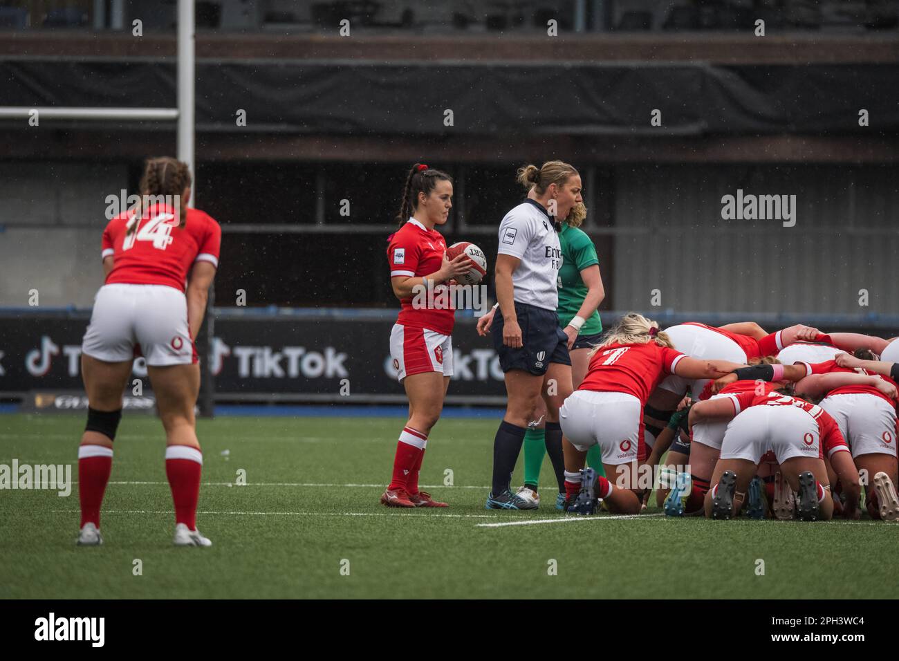 Female rugby scrum hi-res stock photography and images - Alamy