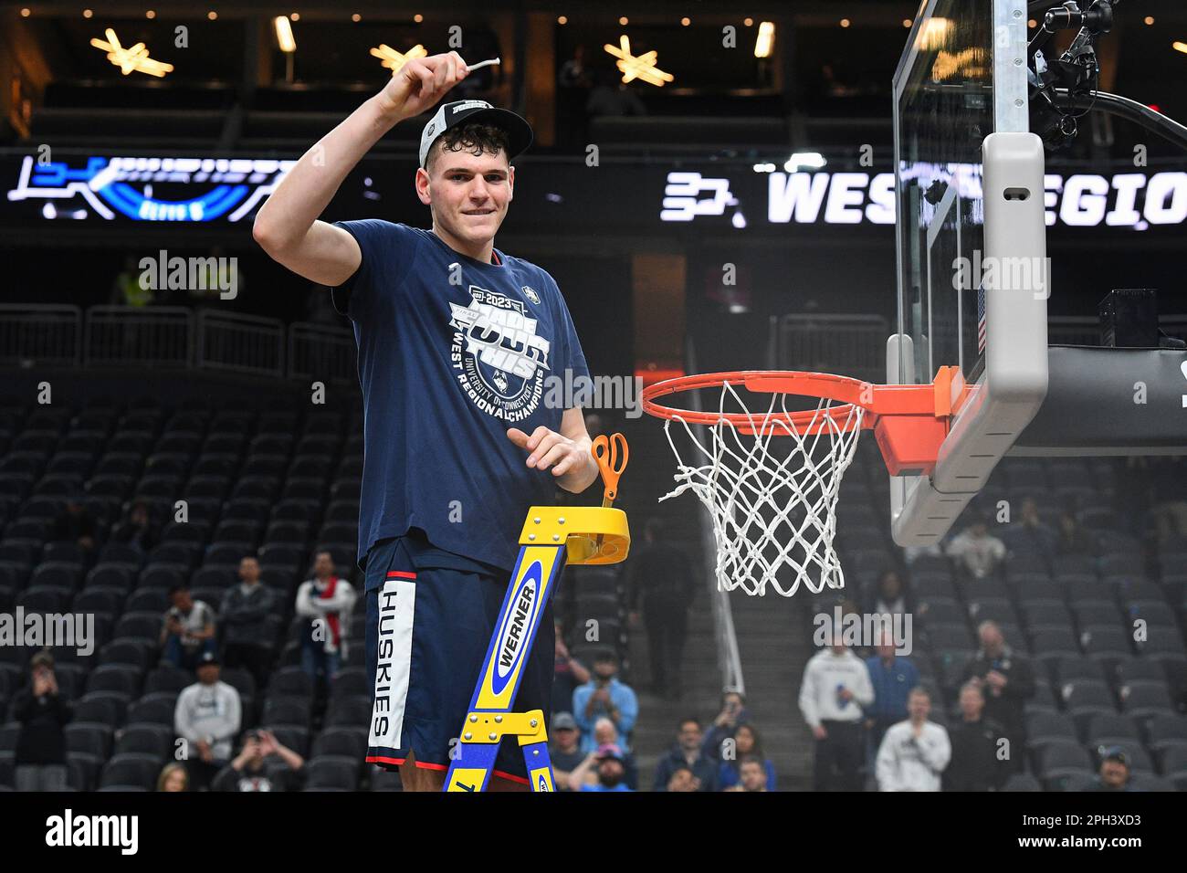LAS VEGAS, NV - MARCH 25: UConn Huskies center Donovan Clingan (32 ...