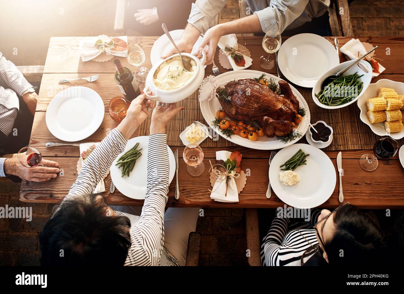 Food passed around table hi-res stock photography and images - Alamy