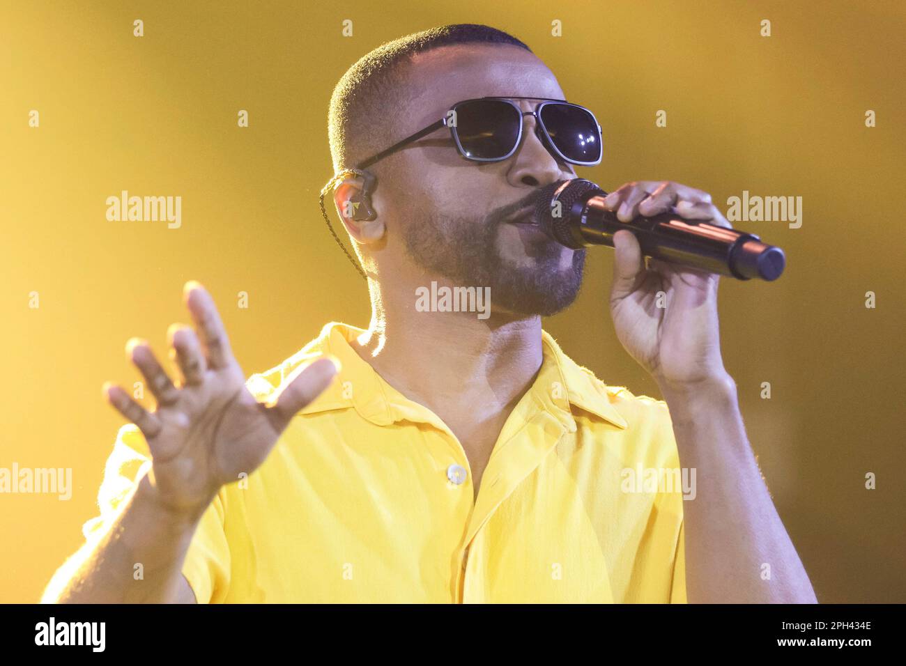 PR - Curitiba - 03/25/2023 - CURITIBA, IRMAOS SHOW - Alexandre Pires during a presentation with ...