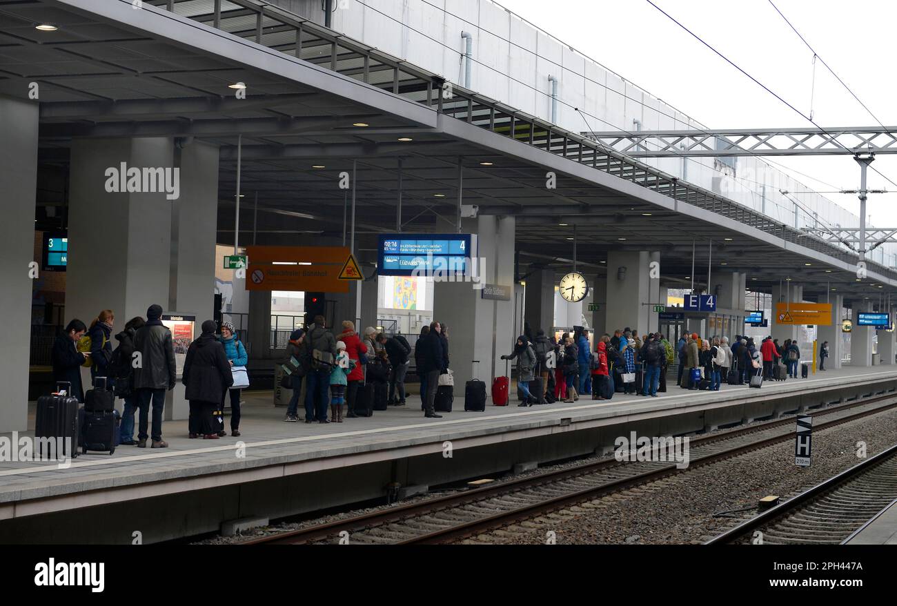 Berlin train platform building hi-res stock photography and images - Alamy