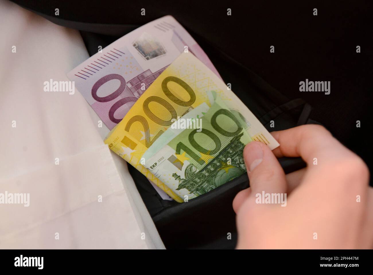 Insert euro notes Stock Photo - Alamy