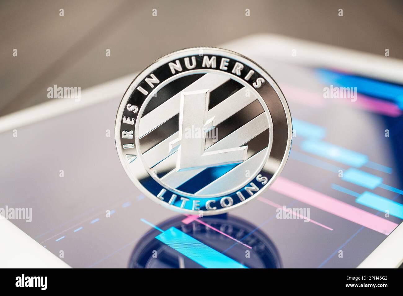 Digital tablet showing charts hi-res stock photography and images - Alamy