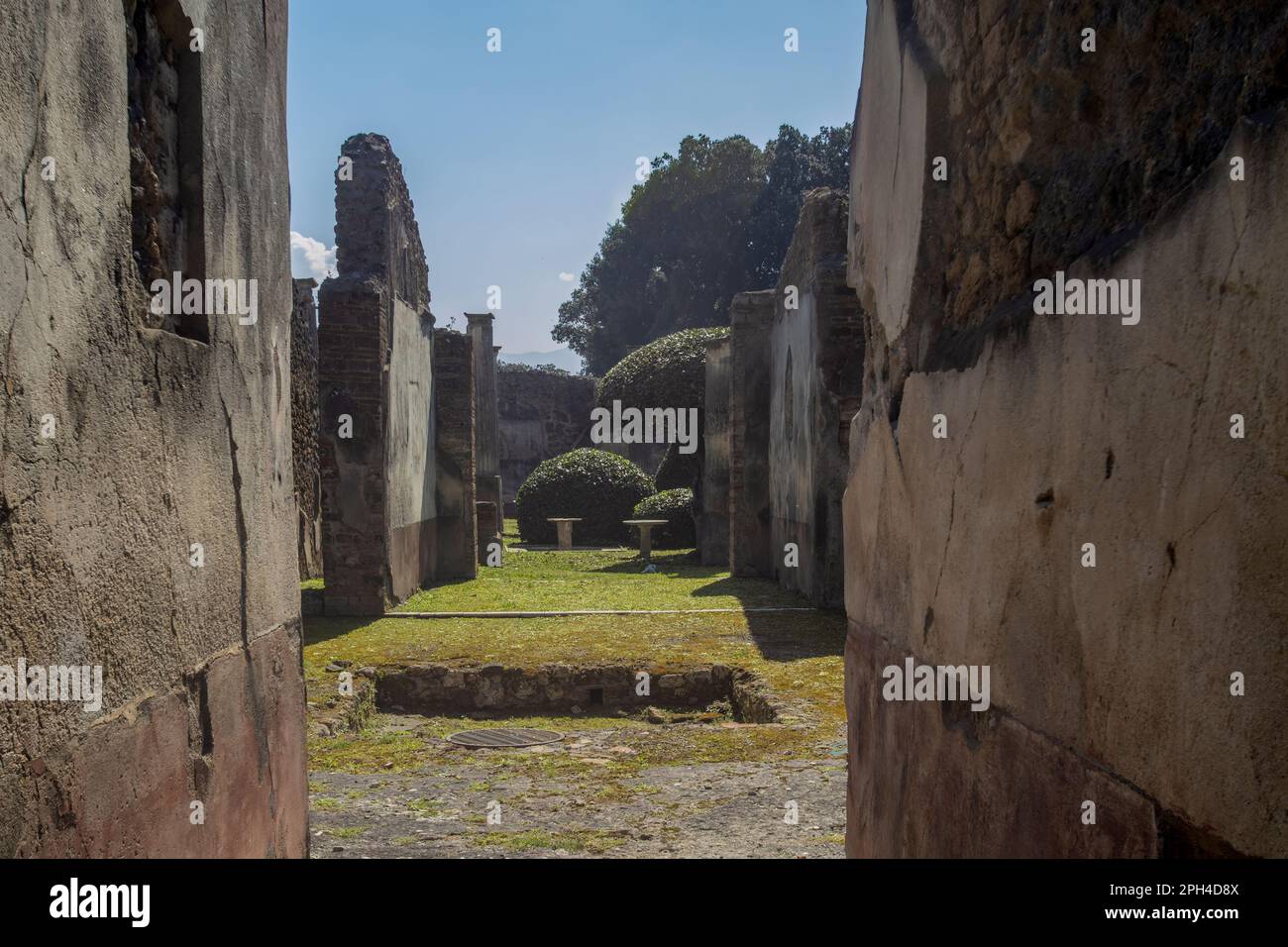 The ruins of the Roman city of Pompeii near Naples, Italy Stock Photo ...