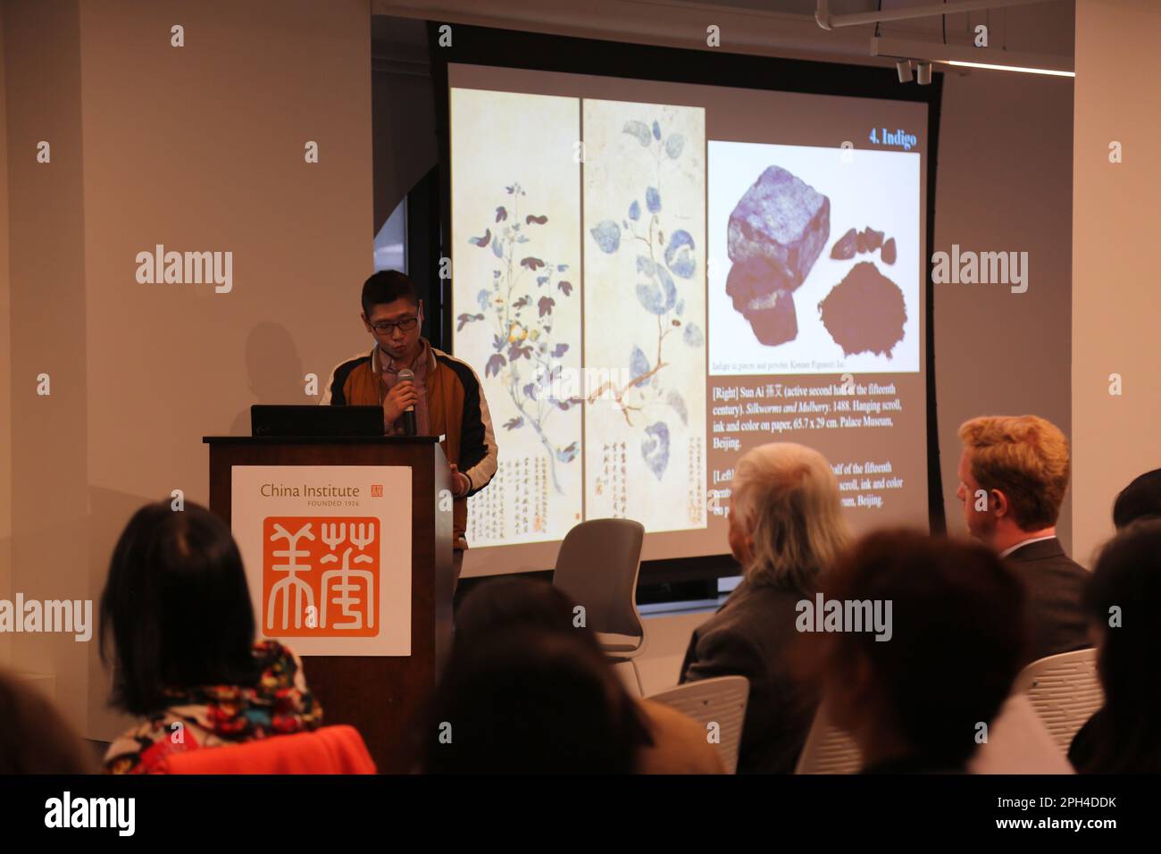 (230326) -- NEW YORK, March 26, 2023 (Xinhua) -- A speaker lectures at ...