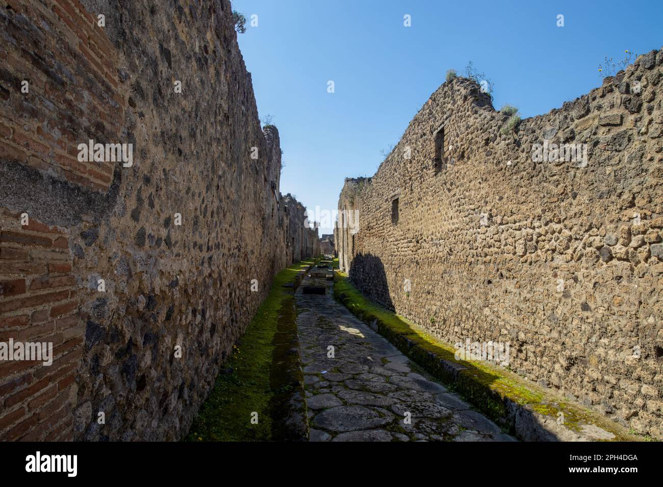 The streets of the Roman city of Pompeii, Italy Stock Photo - Alamy