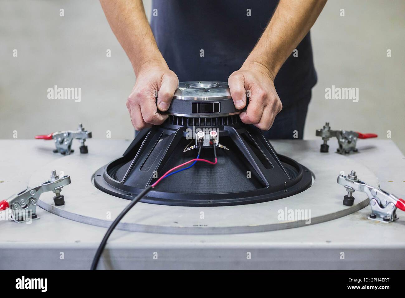 Worker check the speaker at the factory Stock Photo - Alamy