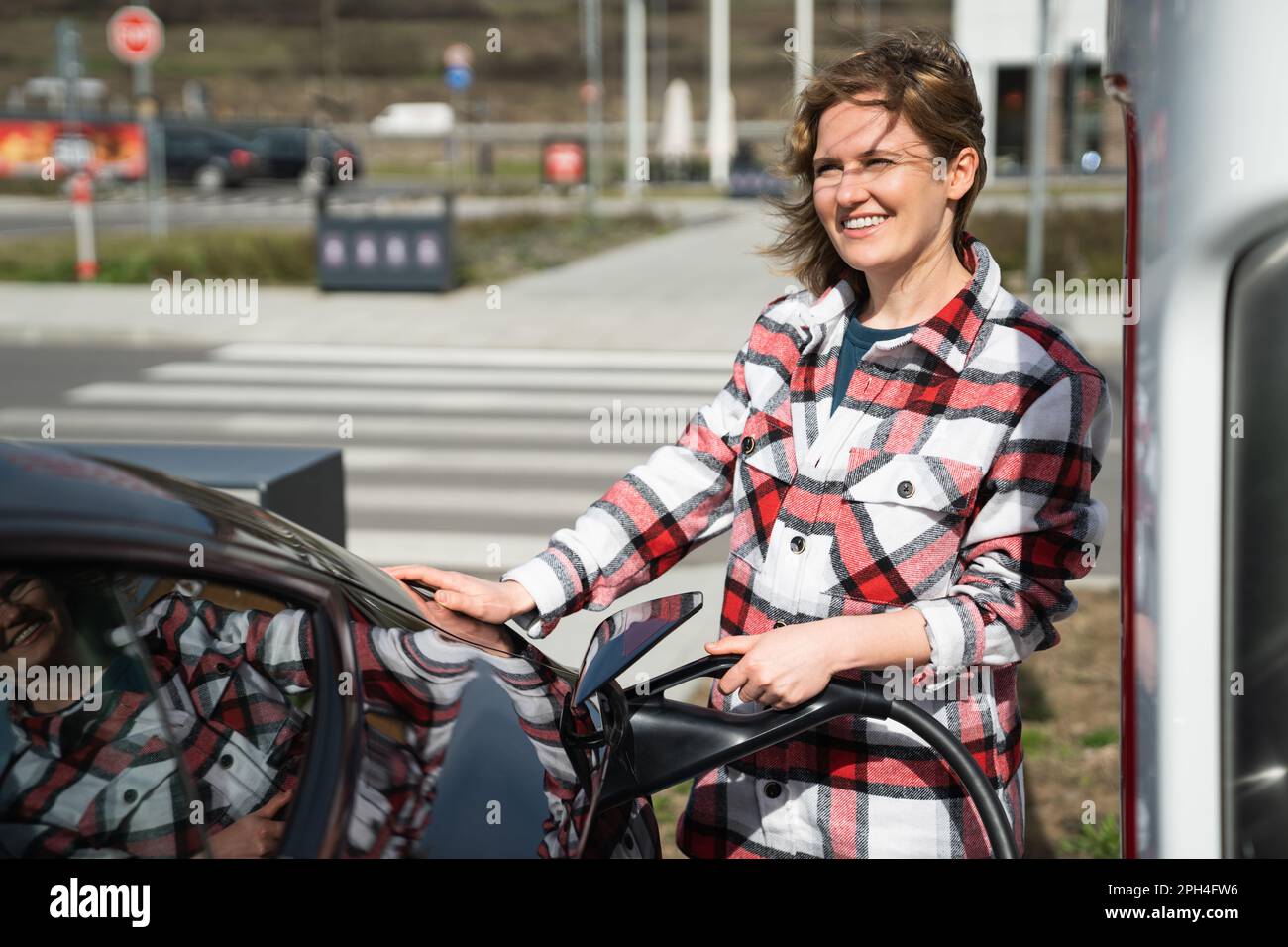 Tesla charging woman hi-res stock photography and images - Alamy