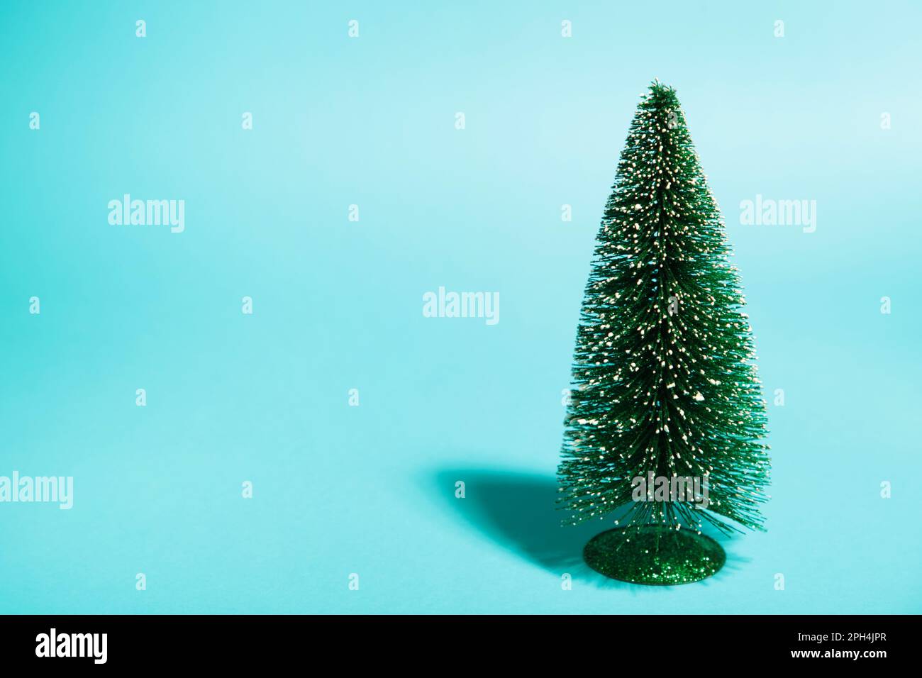 Little yellow lights on tree hi-res stock photography and images - Alamy