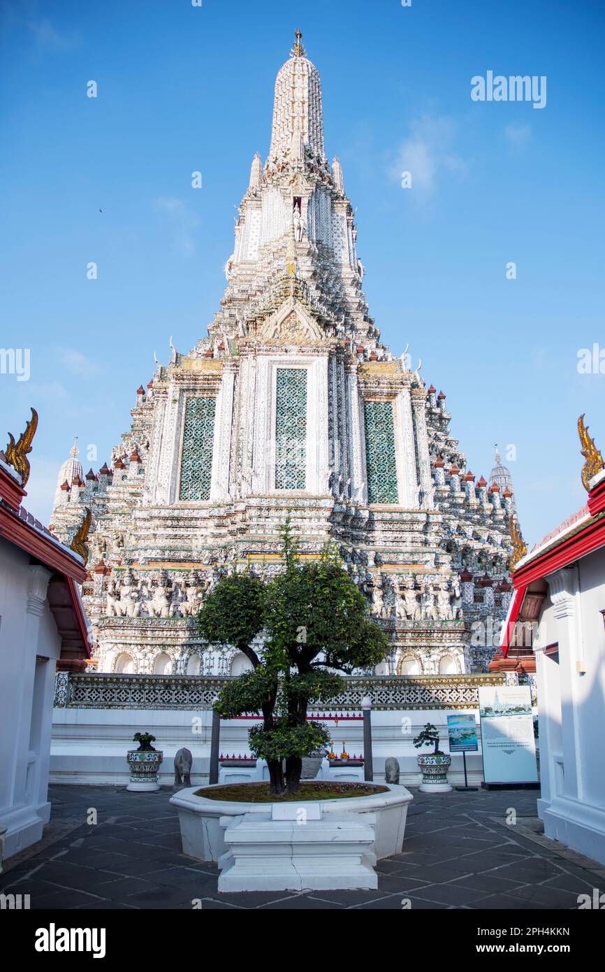 Impressive architectural details of Wat Arun (The Temple of Dawn) in ...
