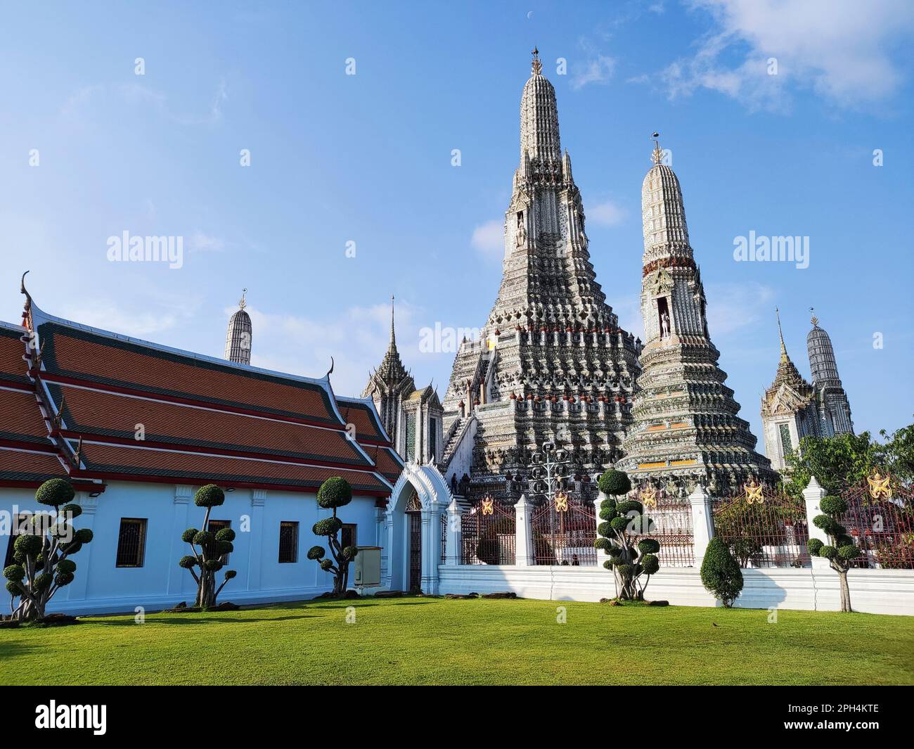 Impressive architectural details of Wat Arun (The Temple of Dawn) in ...