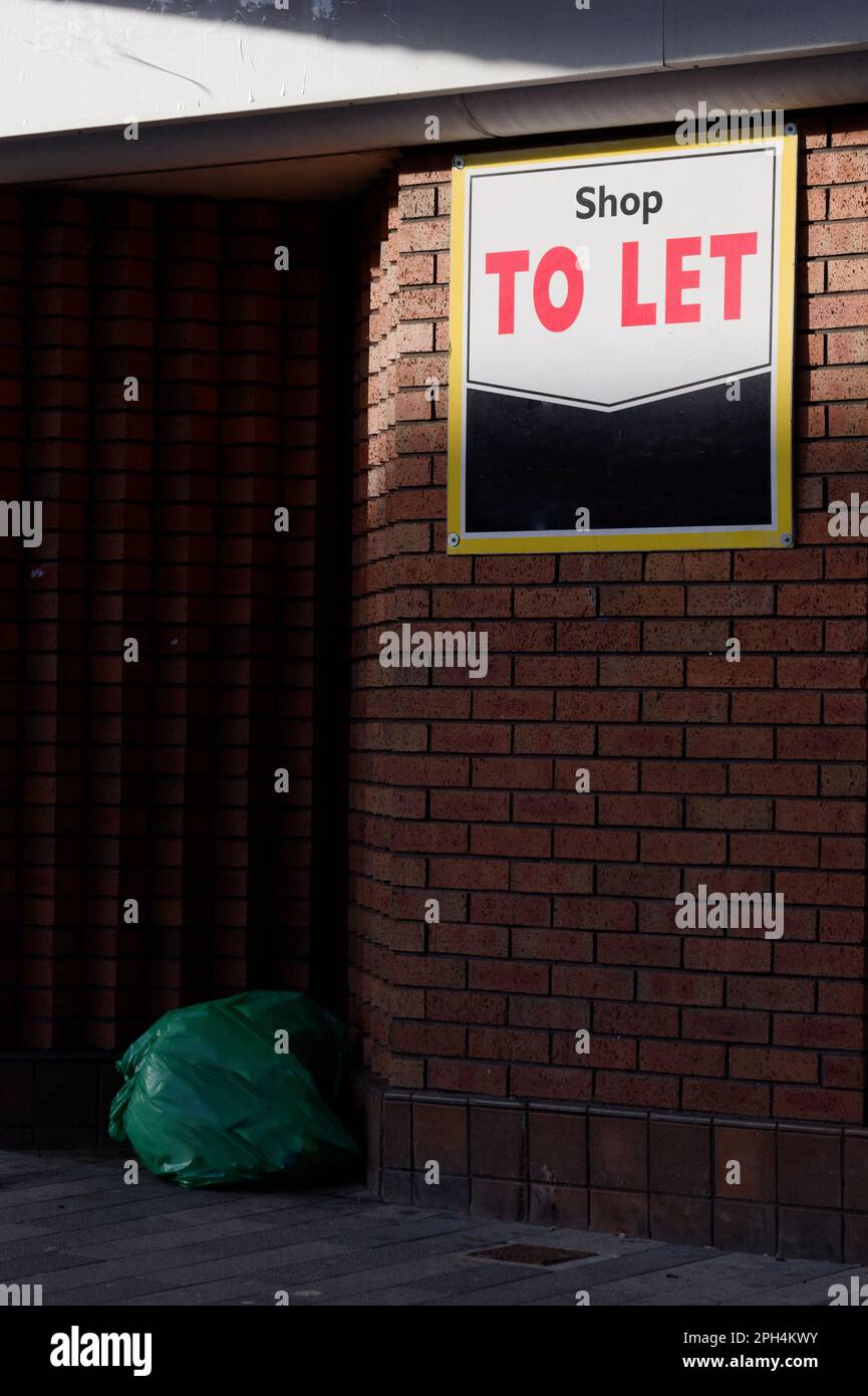 Shop to let sign due to closed business Stock Photo - Alamy