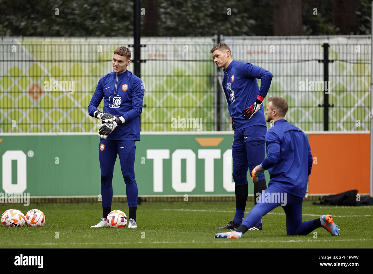ZEIST - (lr) Holland goalkeeper Bart Verbruggen, Holland goalkeeper ...