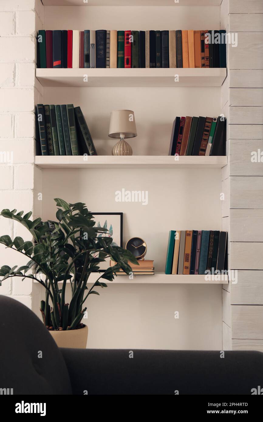 Wall shelves decor books hi-res stock photography and images - Alamy