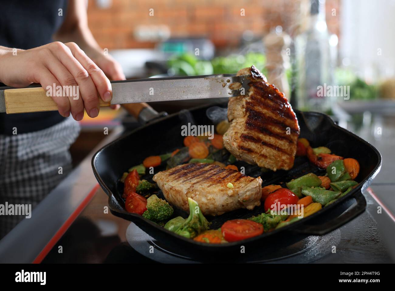 Working grill professional kitchen hi-res stock photography and images ...