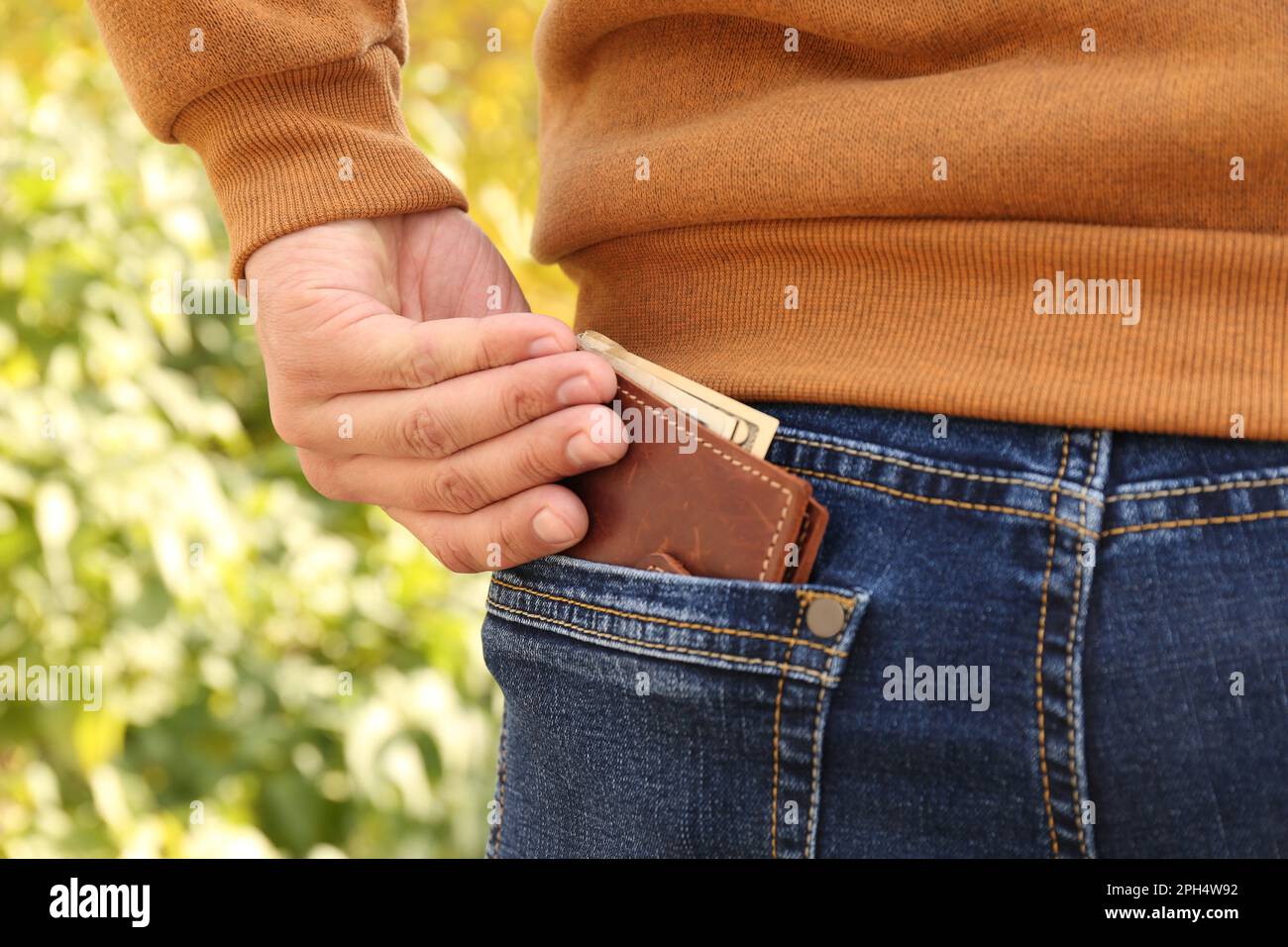 Man money back pocket hi-res stock photography and images - Alamy