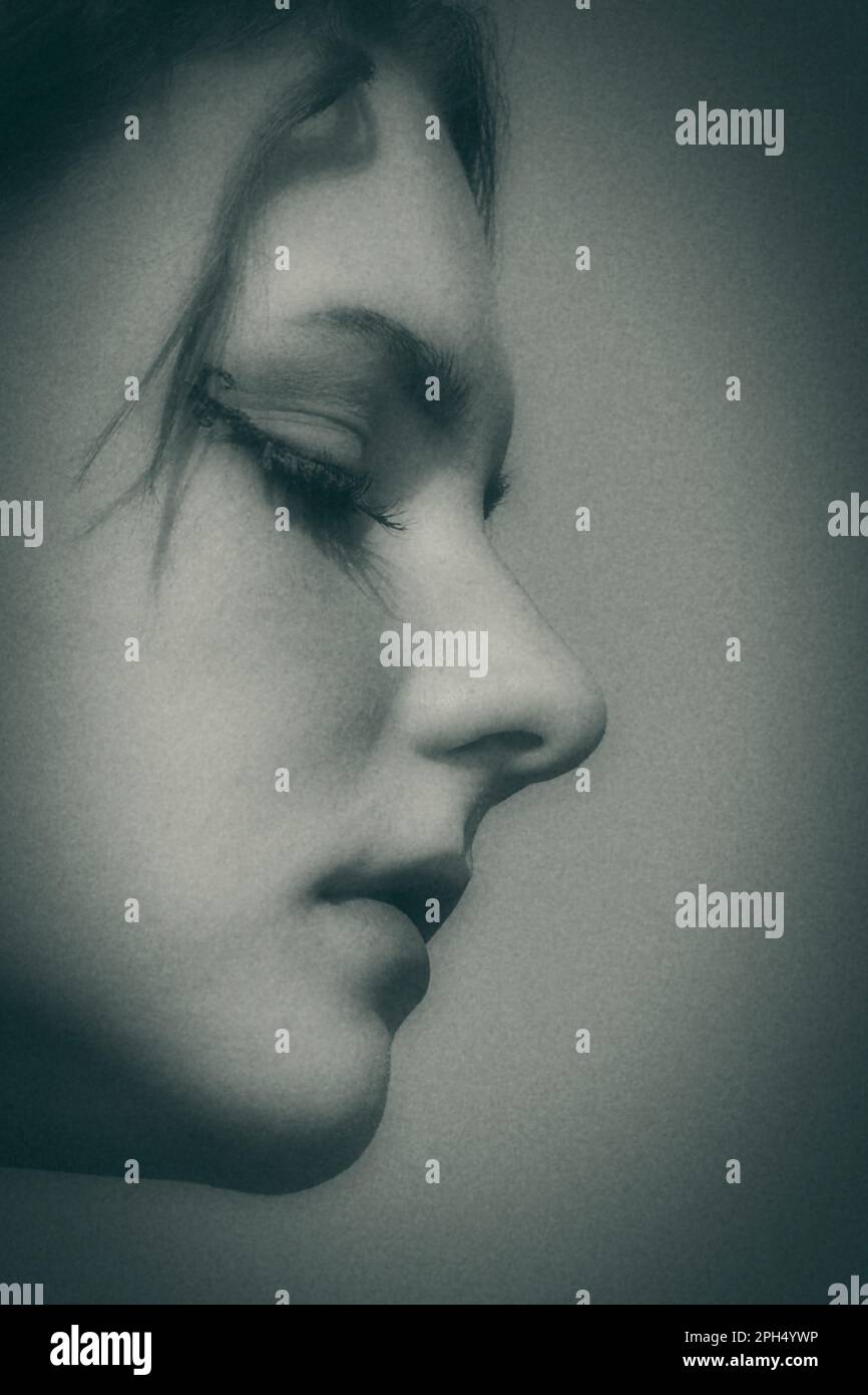 Face of a young woman from the side in black and white Stock Photo - Alamy