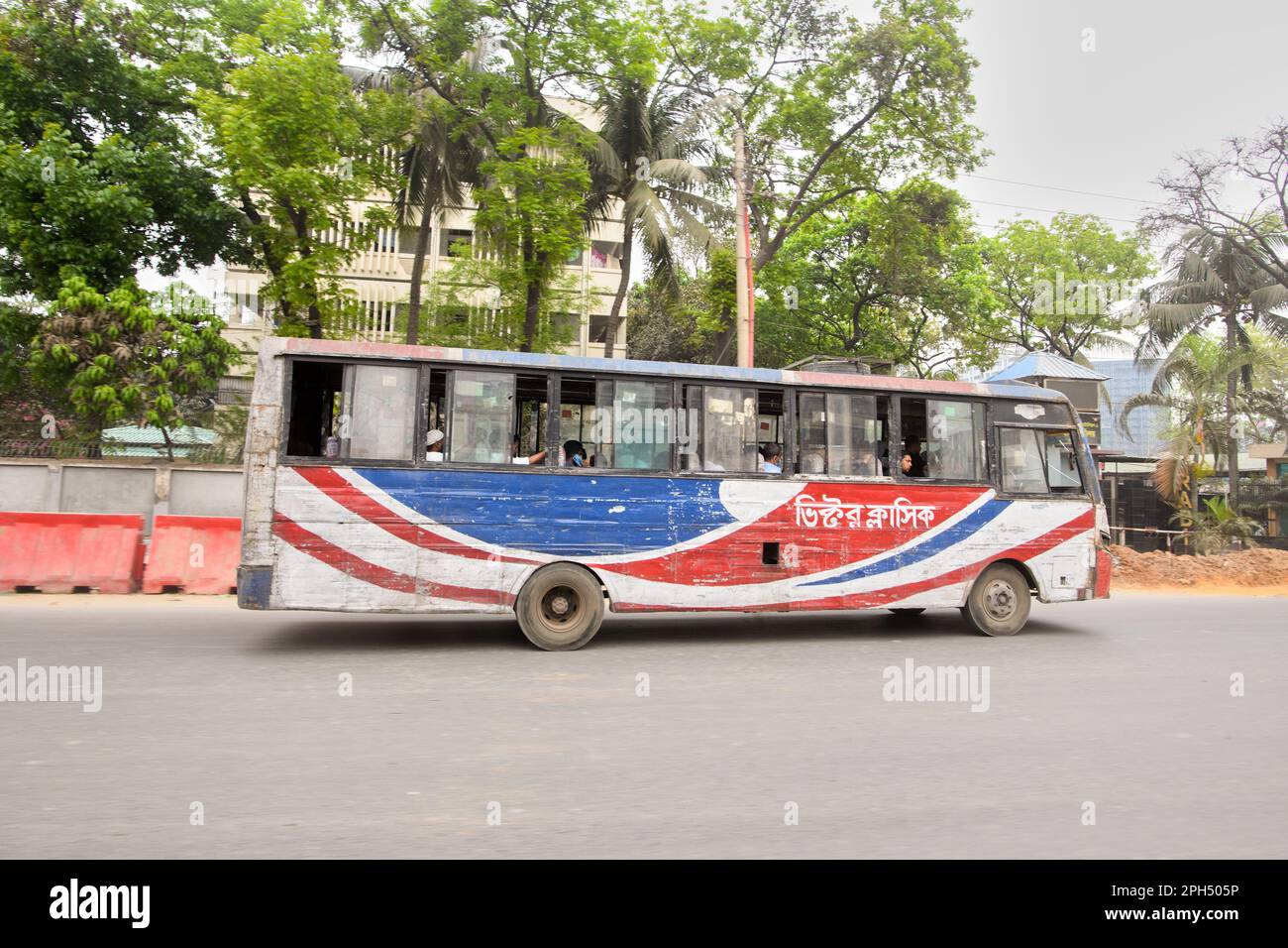 Colourful rusty bus in Dhaka, Bangladesh Stock Photo - Alamy