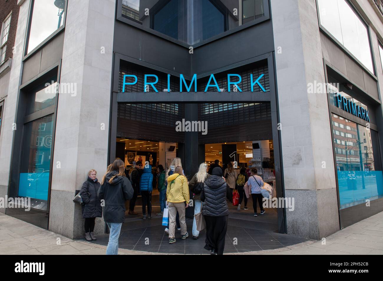 Shoppers entering busy Primark on Oxford Street Stock Photo - Alamy