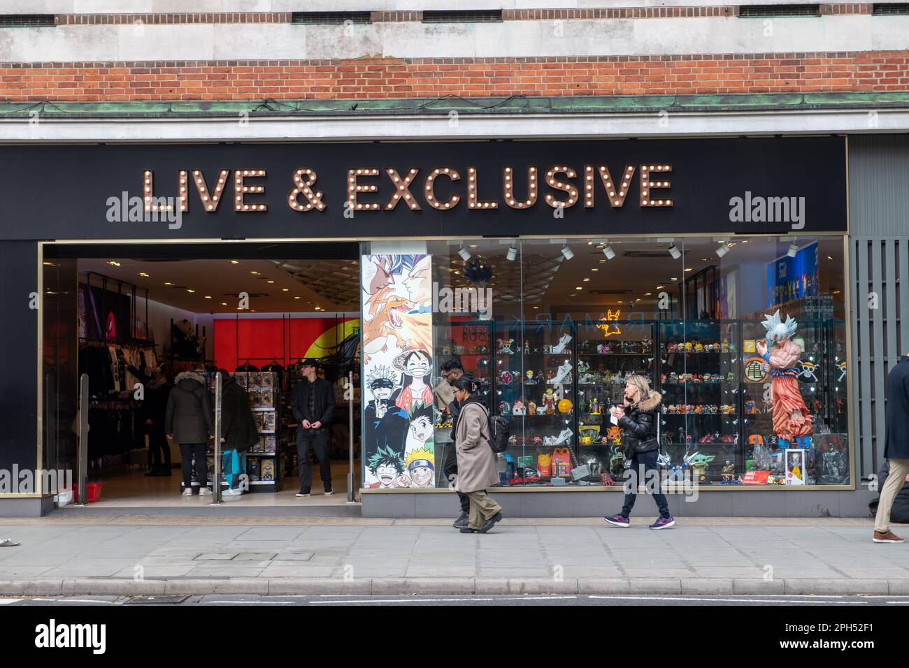 Live and Exclusive Shop, Oxford Street Stock Photo - Alamy