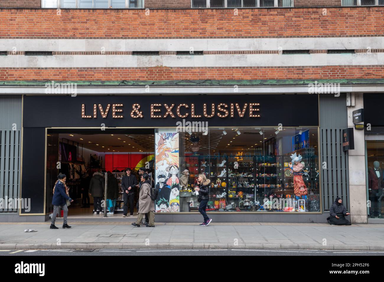 Live and Exclusive Shop, Oxford Street Stock Photo - Alamy