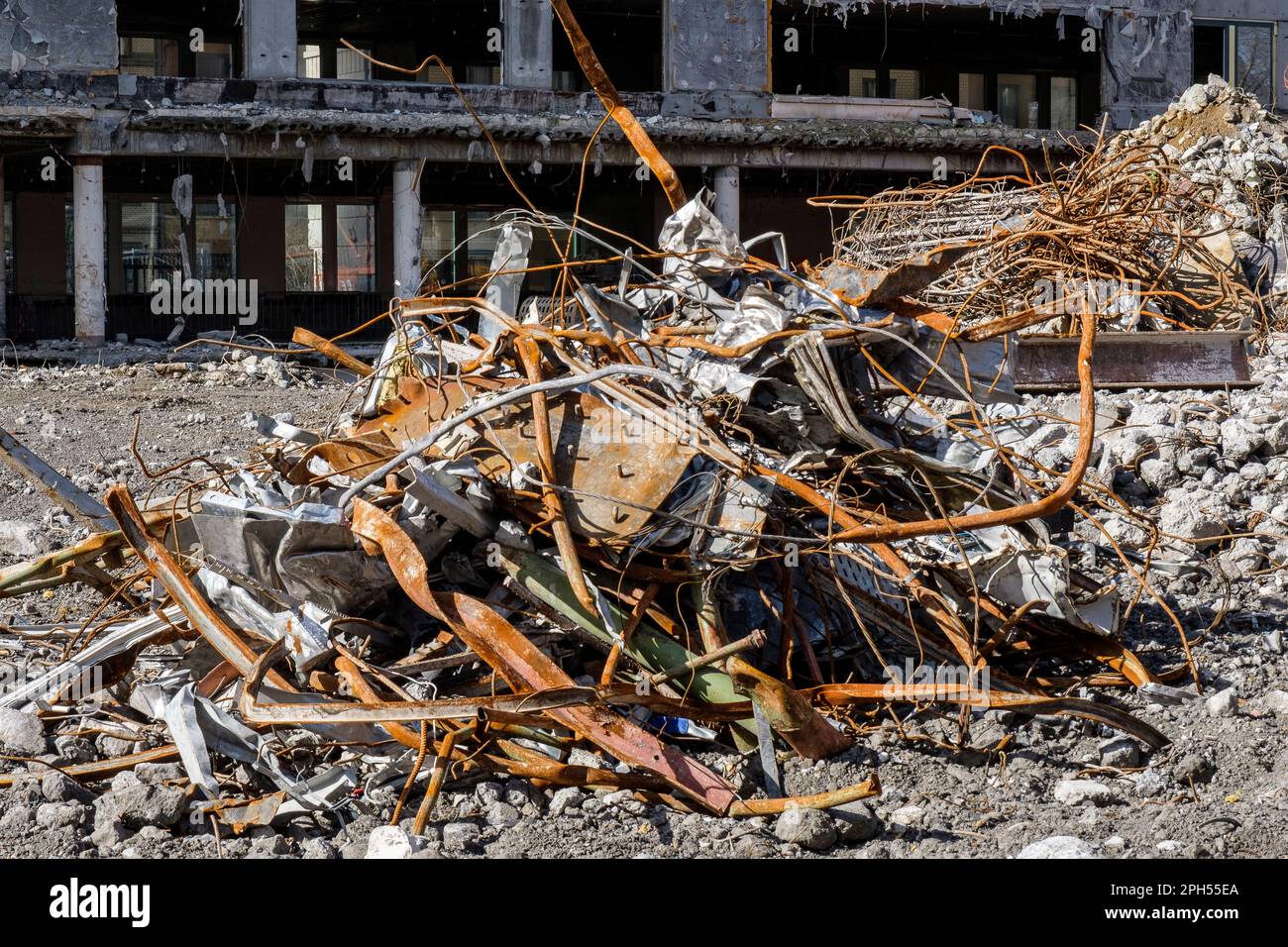 Chantier de demolition en cours avec pelleteuse - Barres a beton pliees ...