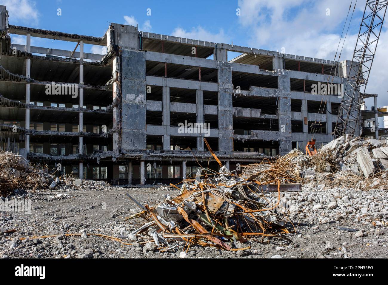 Chantier de demolition en cours avec pelleteuse - Barres a beton pliees ...