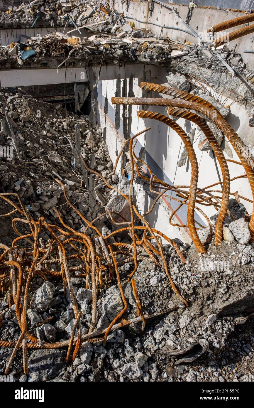 Chantier de demolition en cours avec pelleteuse - Barres a beton pliees ...