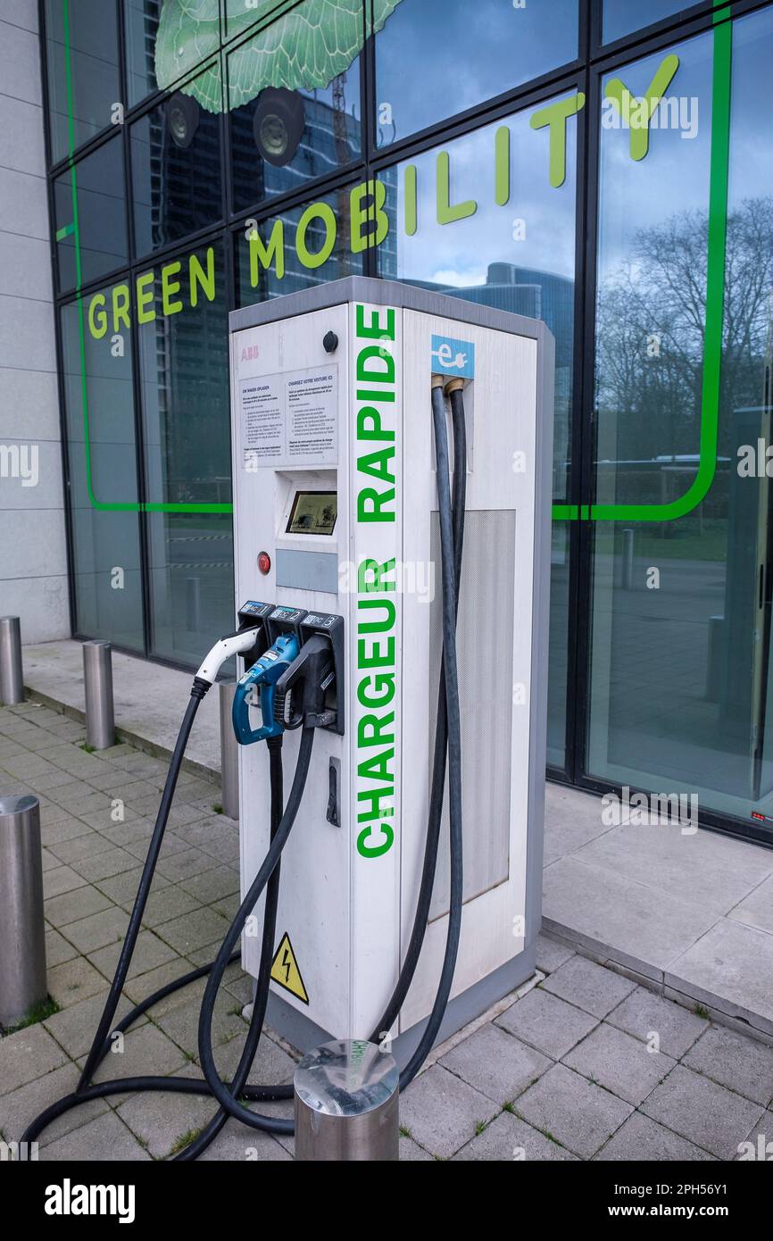 Charging station in Brussels | Borne de rechargement electrique a ...