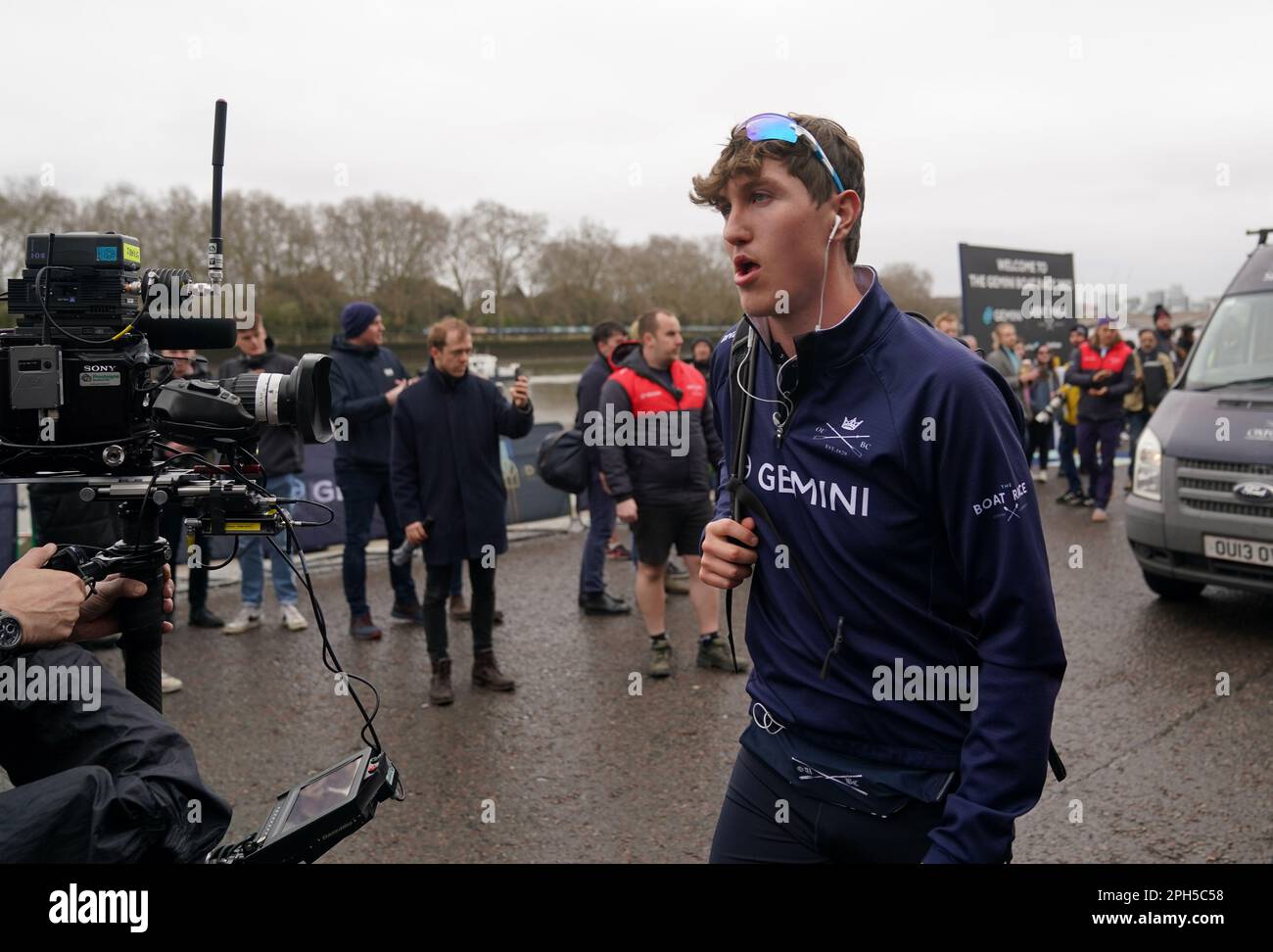 Oxford's James Doran arriving before the start of the men's race during ...