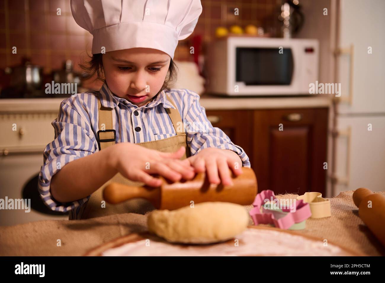 Children rolling easter eggs hi-res stock photography and images - Alamy