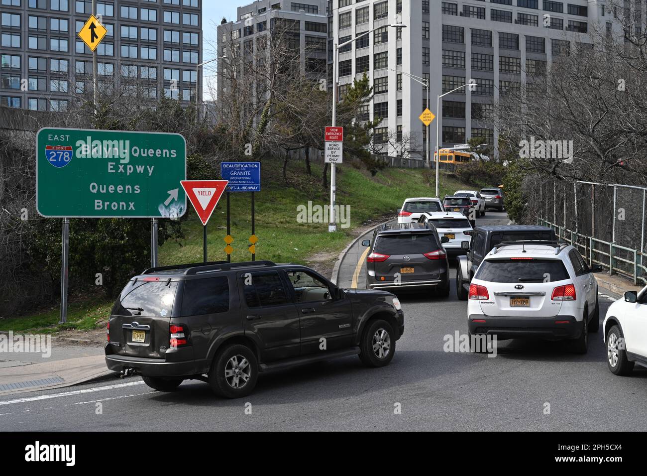 Traffic on Atlantic Avenue and on the Brooklyn-Queens Expressway ...