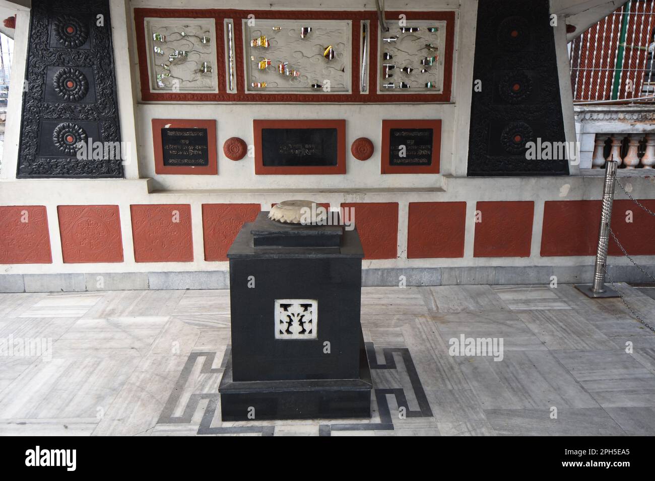 Samadhi Memorial interior of Rabindranath Tagore. Nimtala crematorium ...