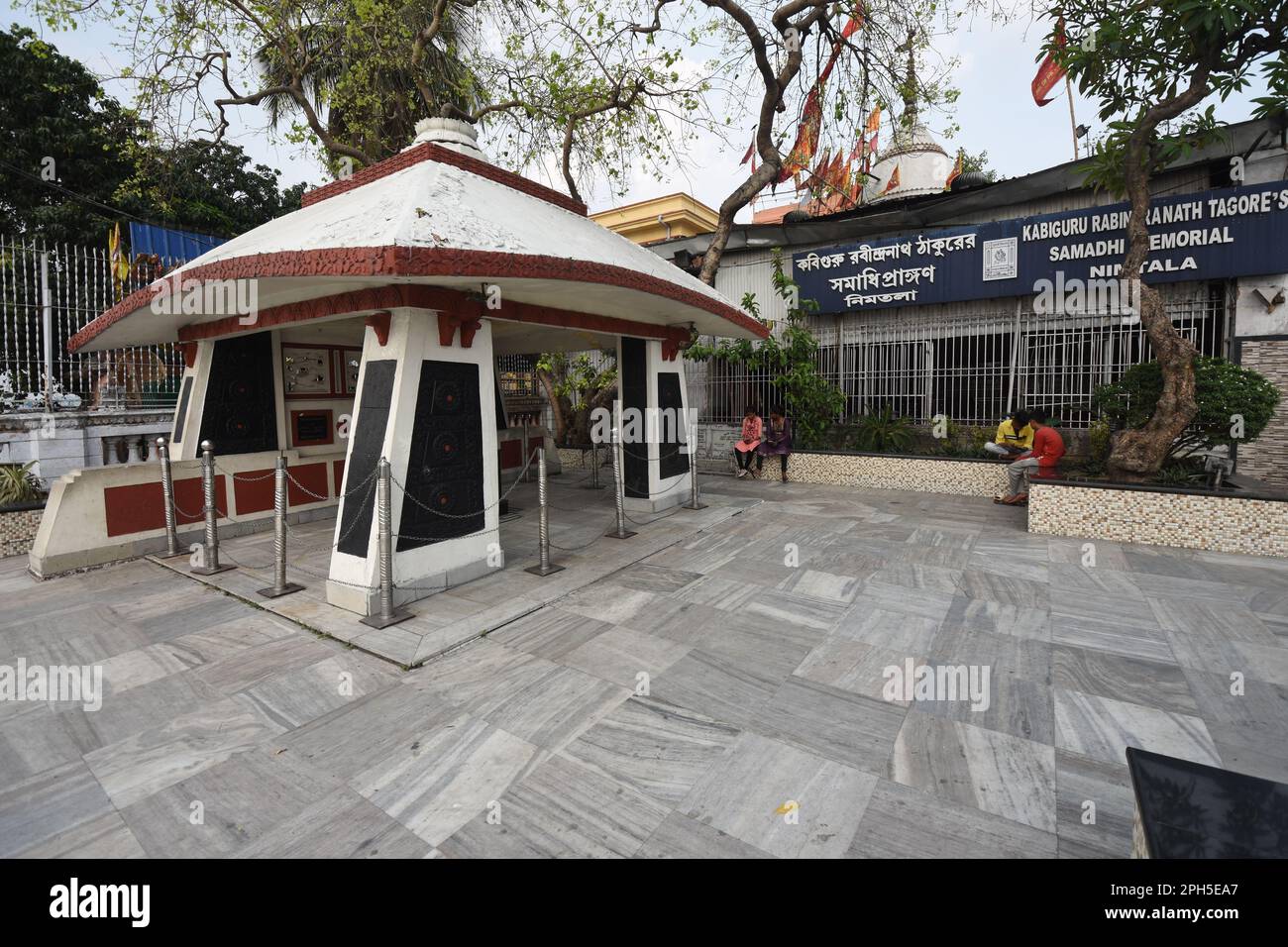Samadhi Memorial of Rabindranath Tagore. Nimtala crematorium, Kolkata ...
