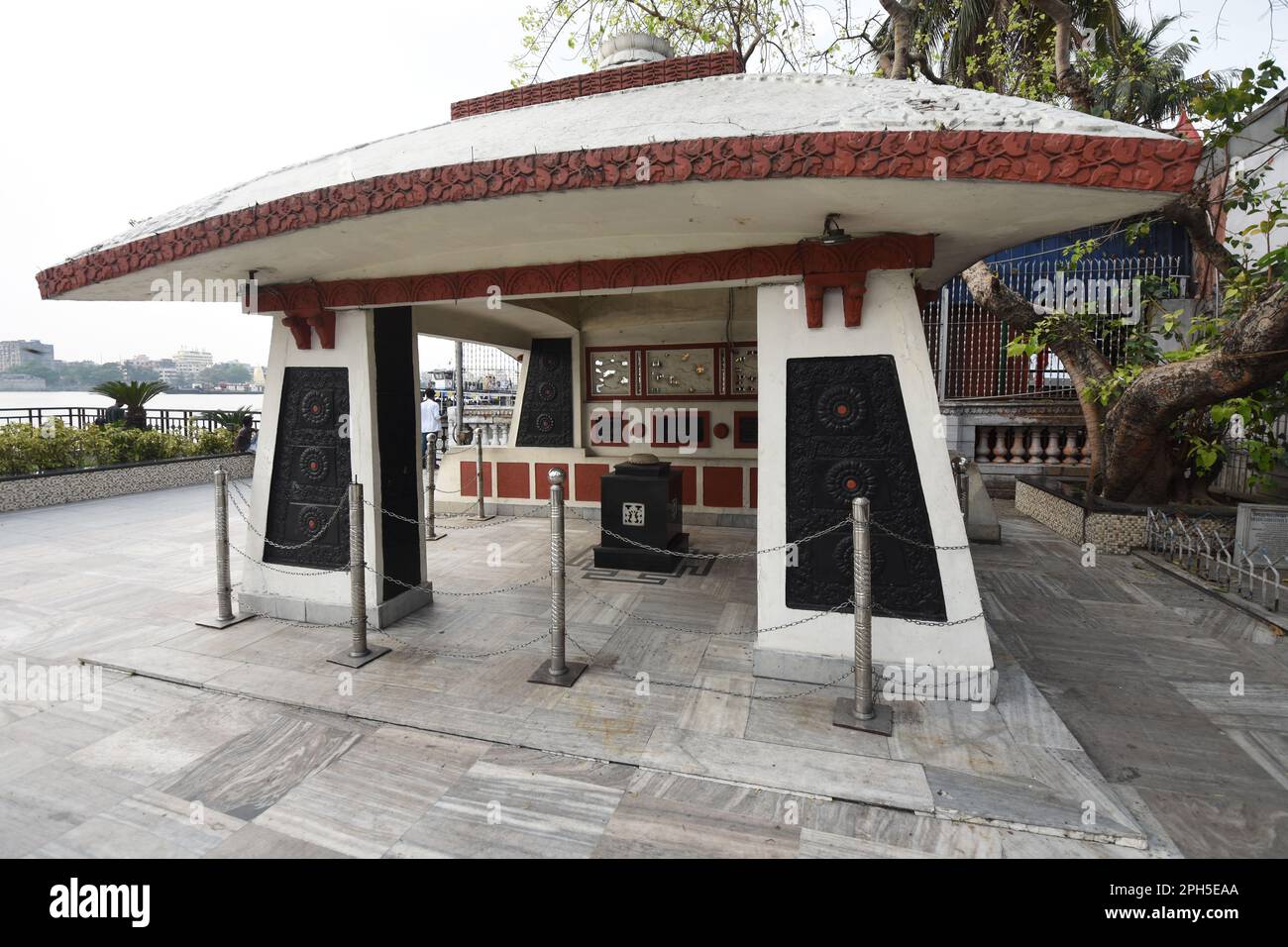 Samadhi Memorial of Rabindranath Tagore. Nimtala crematorium, Kolkata ...