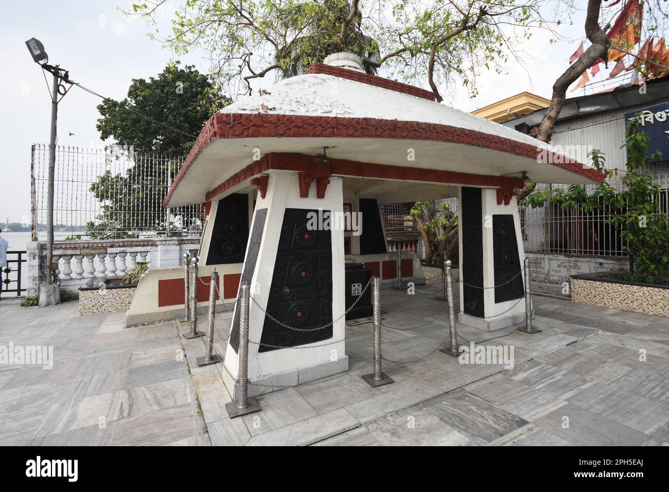 Samadhi Memorial of Rabindranath Tagore. Nimtala crematorium, Kolkata ...