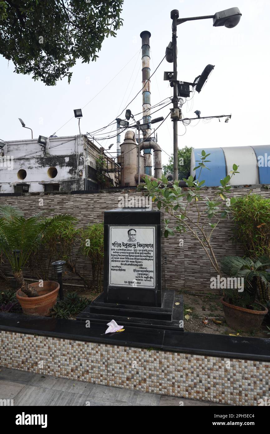 Samadhi plaque of Ishwar Chandra Vidyasagar. Nimtala crematorium ...