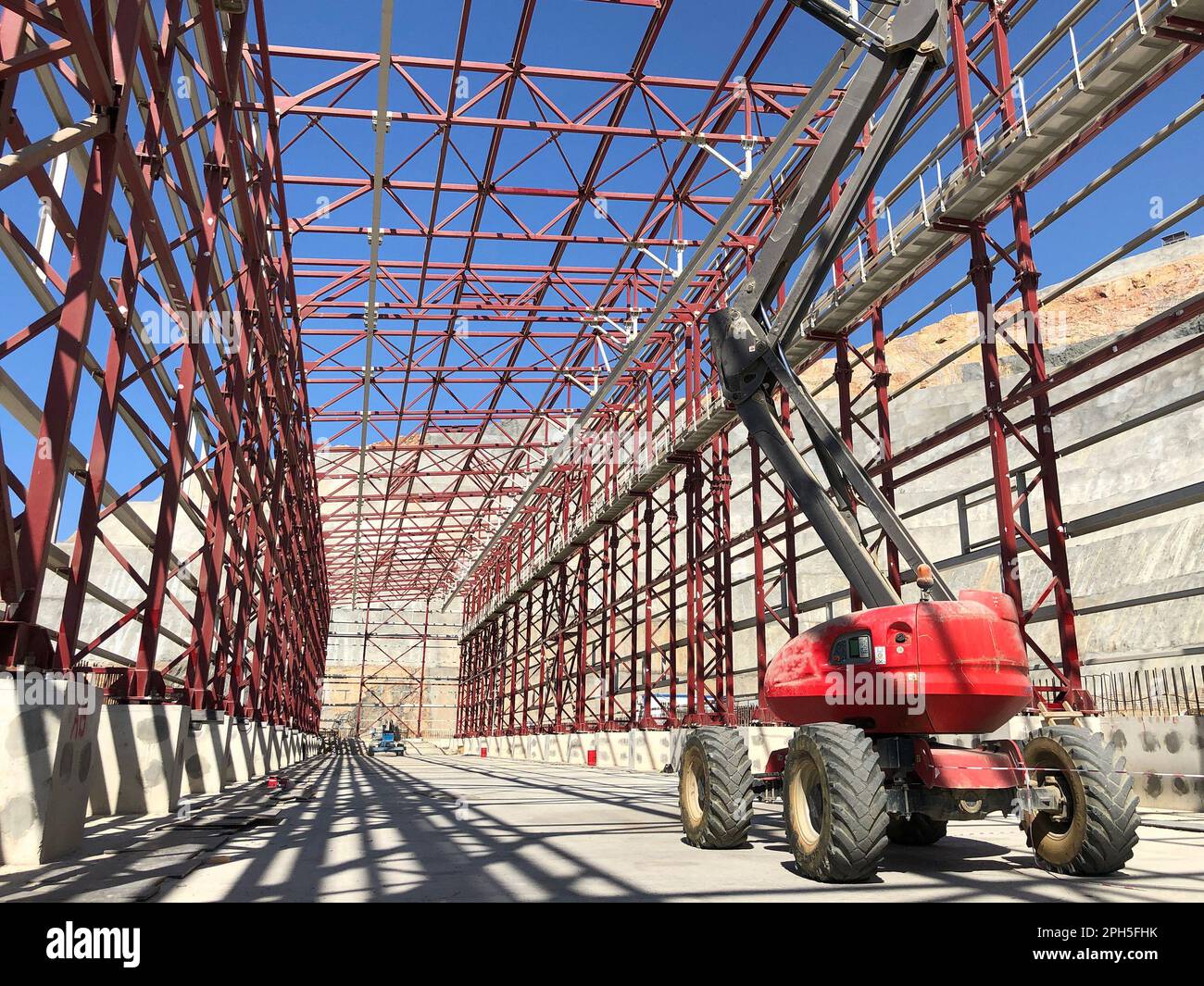 Red telehandler hi-res stock photography and images - Alamy