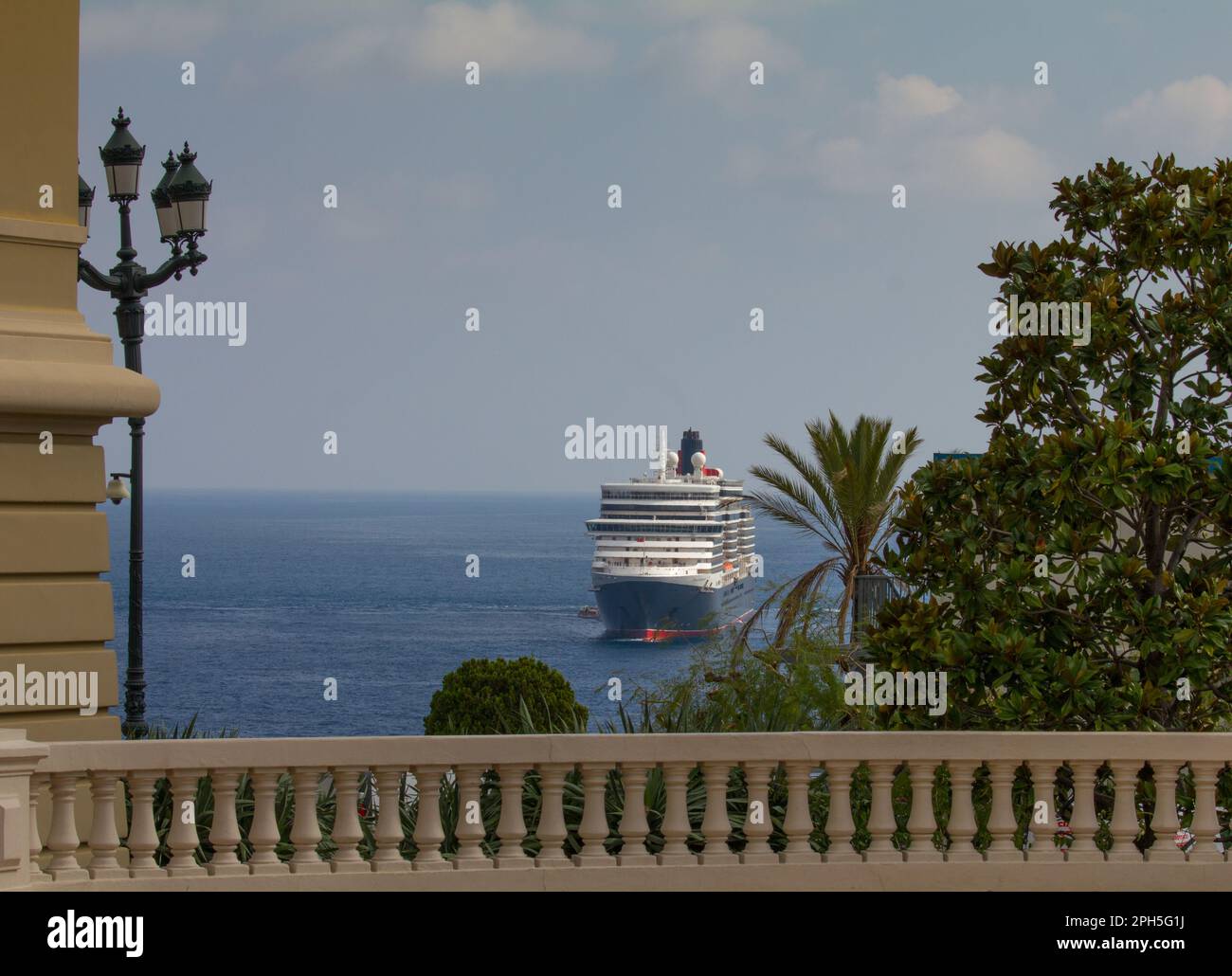 Cunard liner Queen Elizabeth anchored off Monaco, Monte Carlo Stock ...