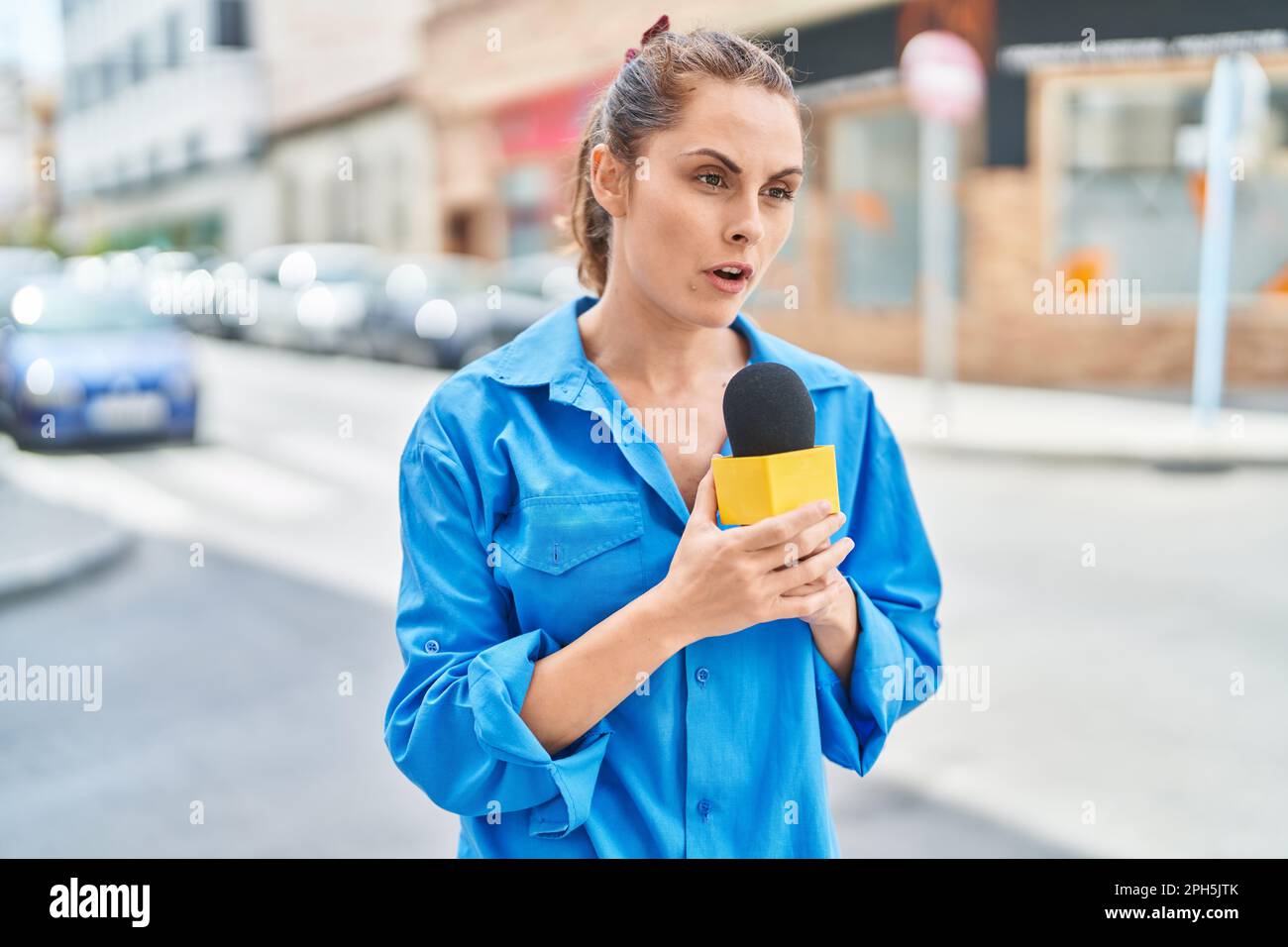 Reporter street mic hi-res stock photography and images - Alamy