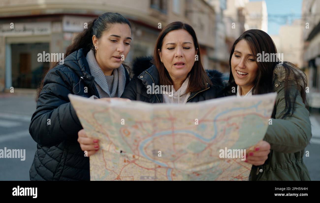 Mother and daugthers looking city map at street Stock Photo - Alamy