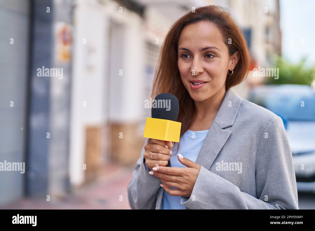 Young woman reporter working using hi-res stock photography and images - Alamy