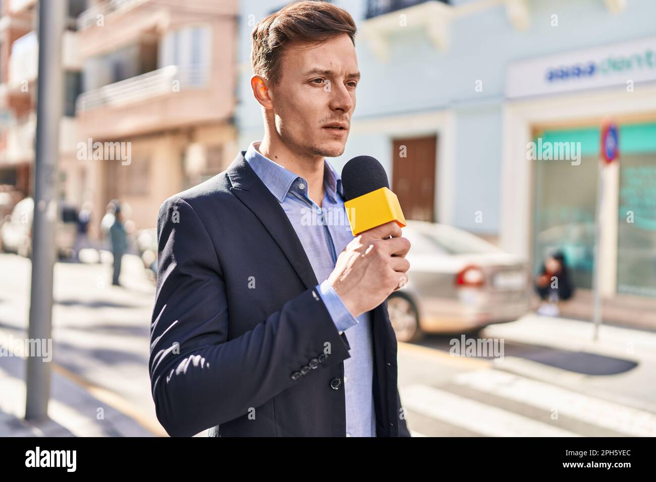 Reporter street mic hi-res stock photography and images - Alamy