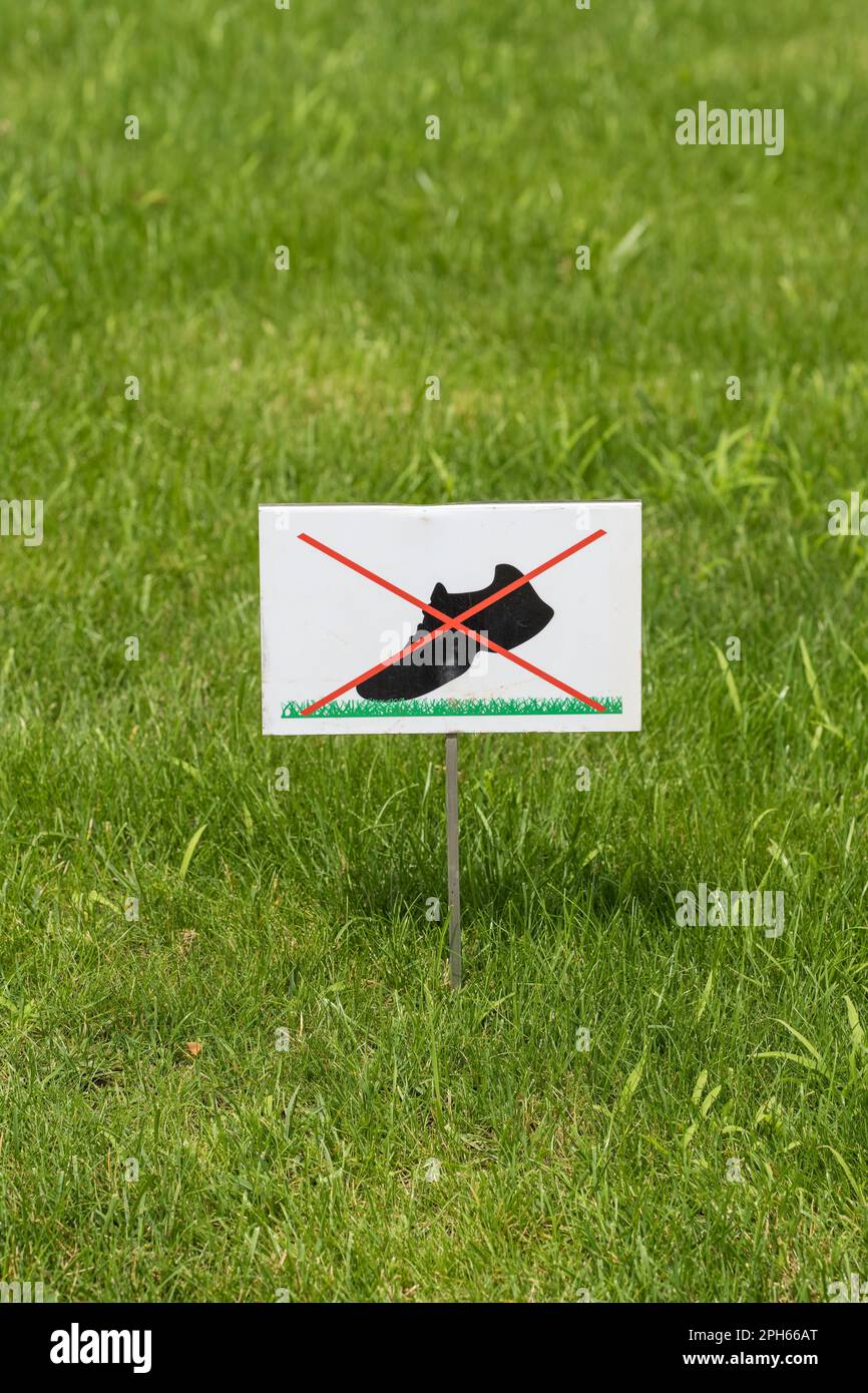 Do not walk on the grass sign placed on a beautiful green lawn Stock ...