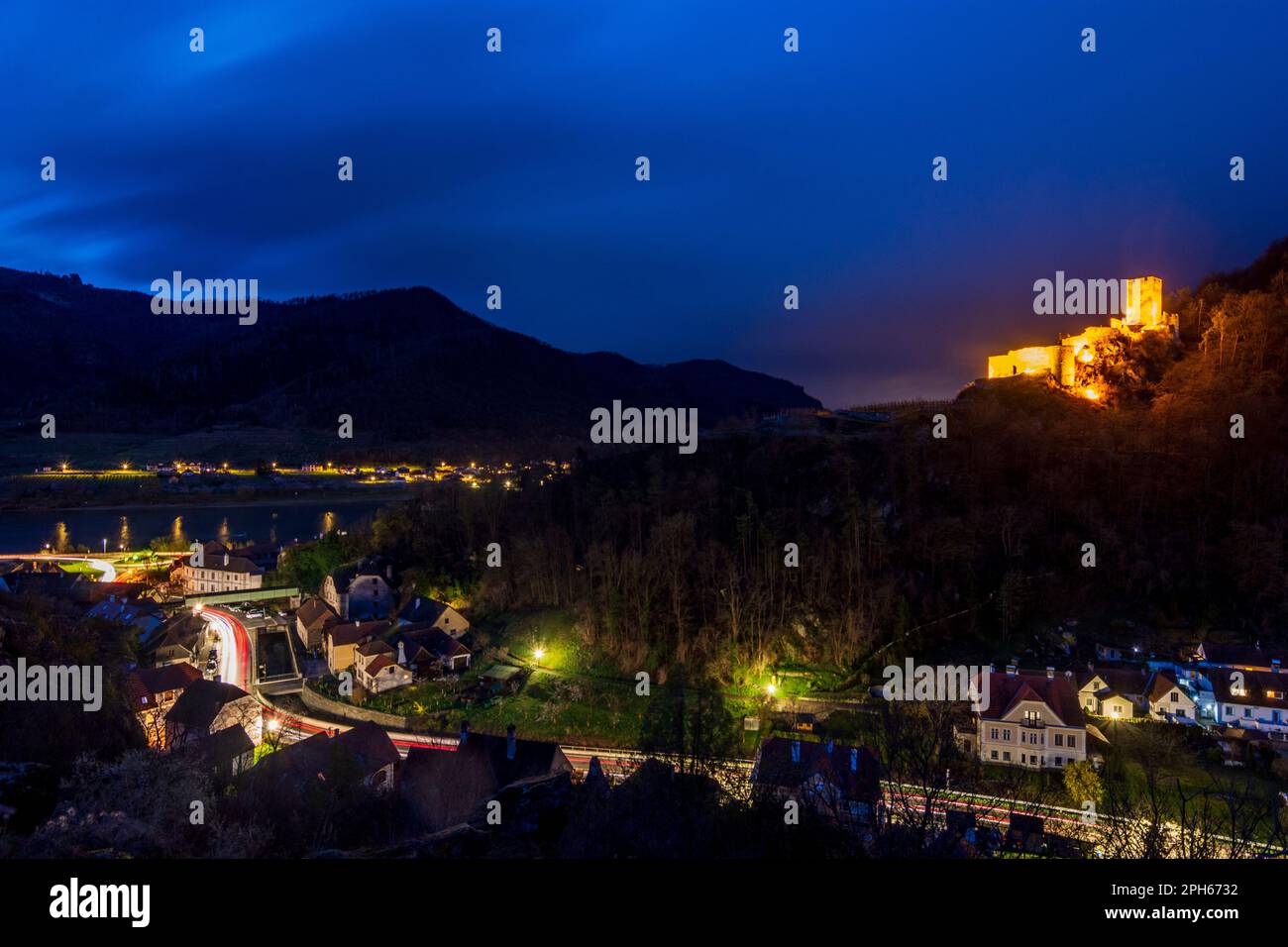 Spitz: river Donau (Danube), ruine Hinterhaus Castle, Spitzerbach ...