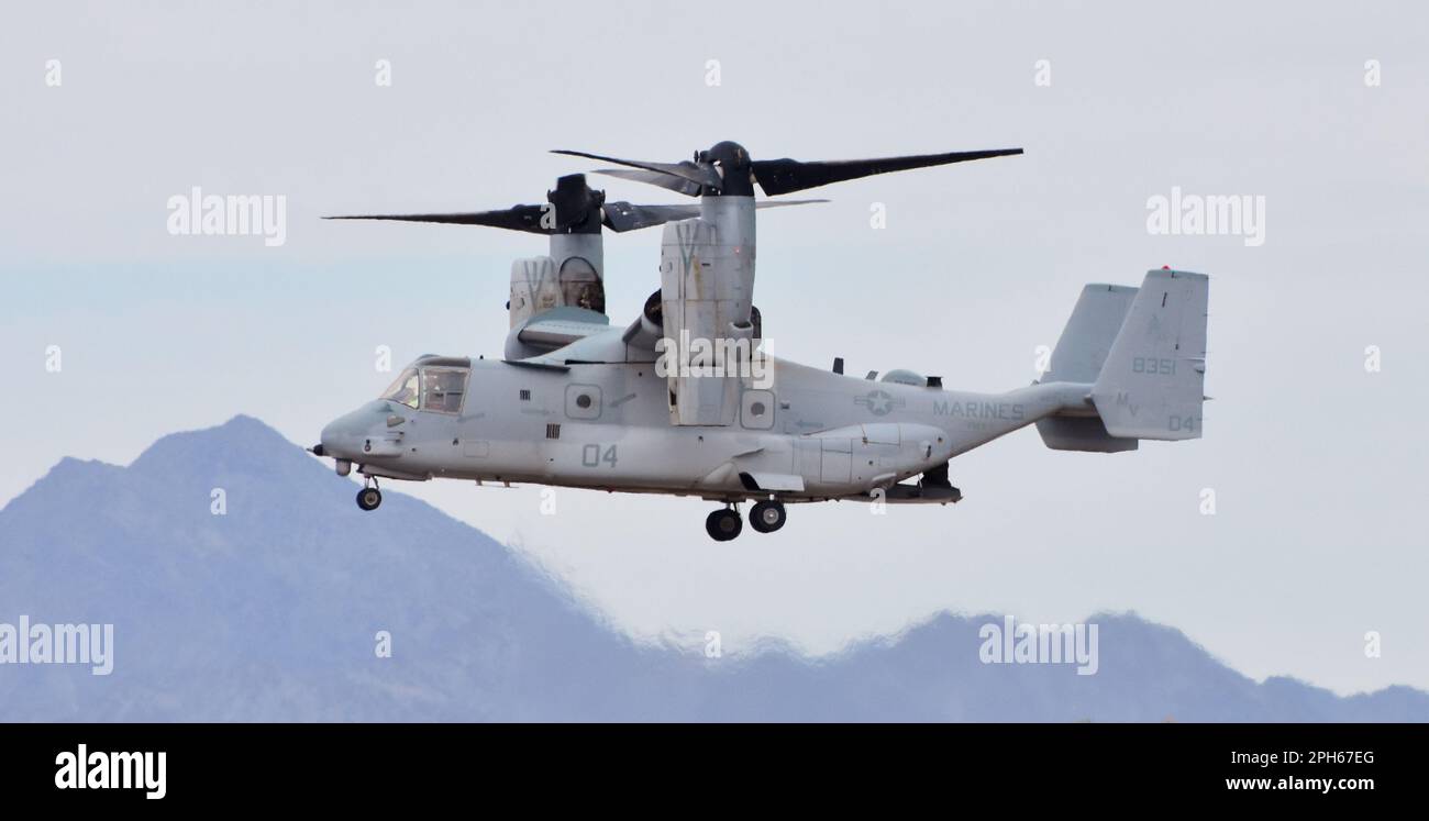 A Marine Corps MV-22 Osprey tilt-rotor aircraft landing at MCAS Yuma ...