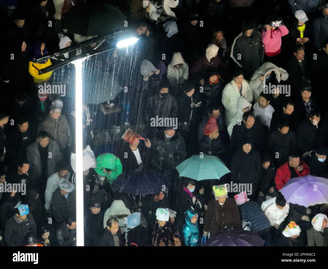 (230326) -- TAIJIANG, March 26, 2023 (Xinhua) -- Villagers watch the ...